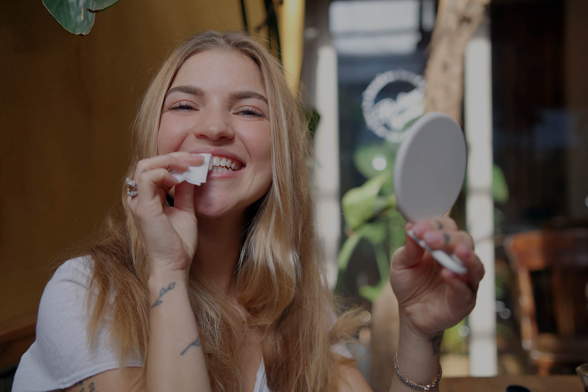 Wipe & Smile | Gülümsemenin Işığına Her Yerde Ulaşın